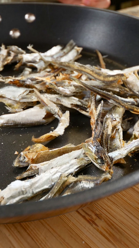 Homemade Anchovy Powder Recipe - 멸치가루 (Myulchi Garu) - Jecca Chantilly